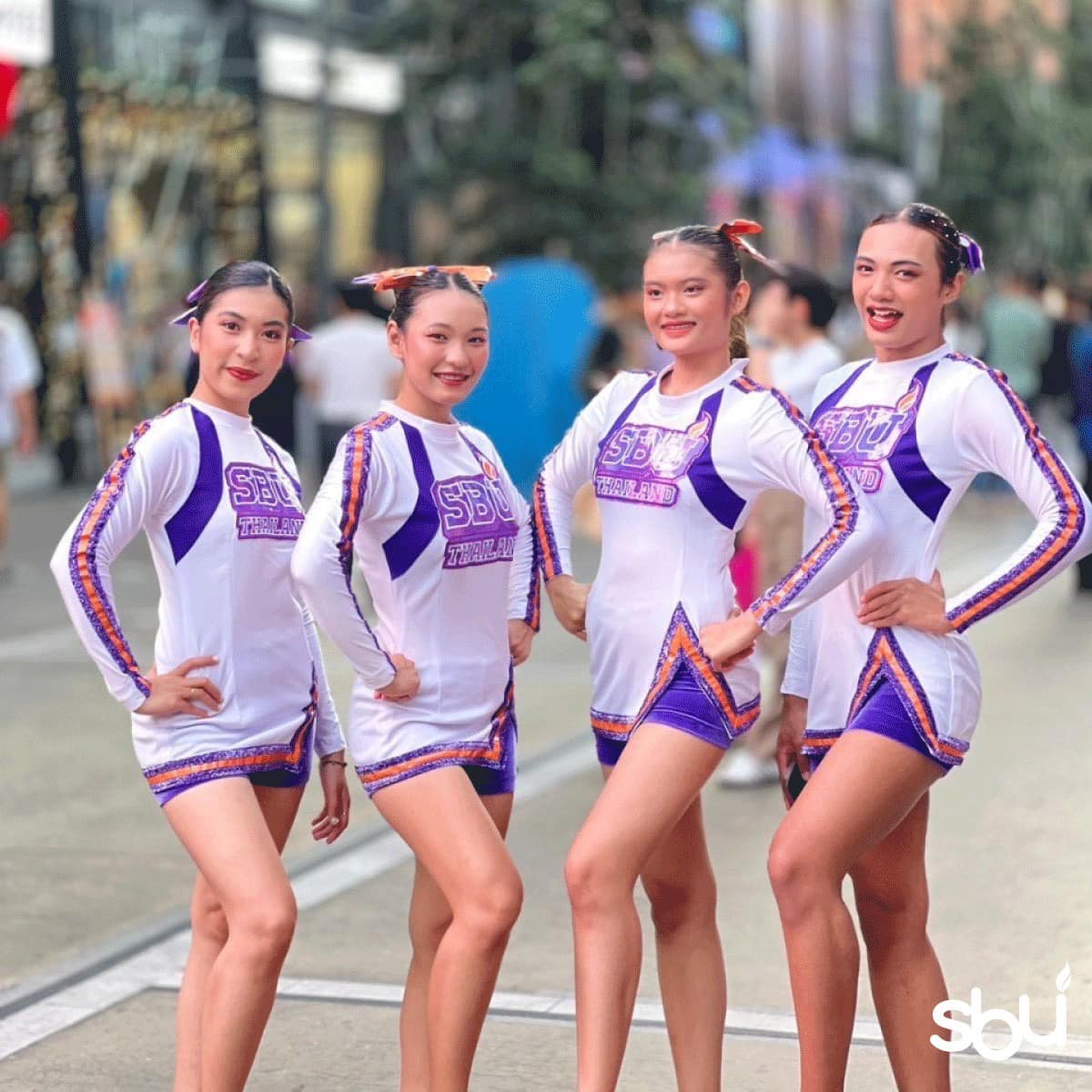 ยกขบวนเด็กเชียร์ บุกใจกลางสยามสแควร์ - มหาวิทยาลัยเซาธ์อีสท์บางกอก